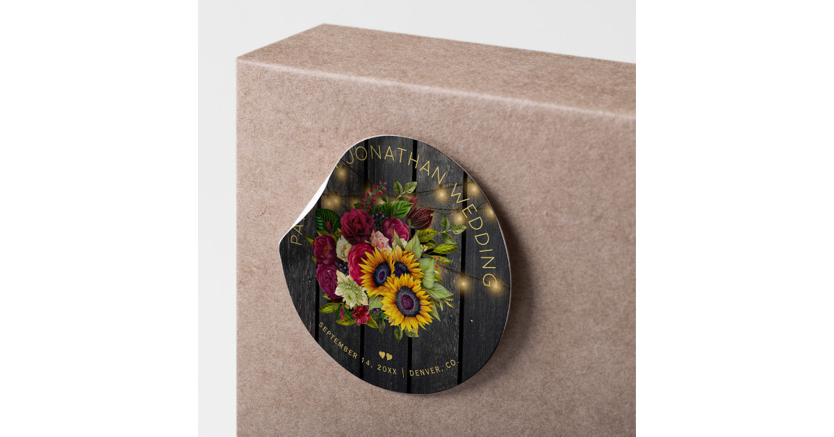 Zonnebloemen en bordeaux rozen rustieke houten bru ronde sticker ...